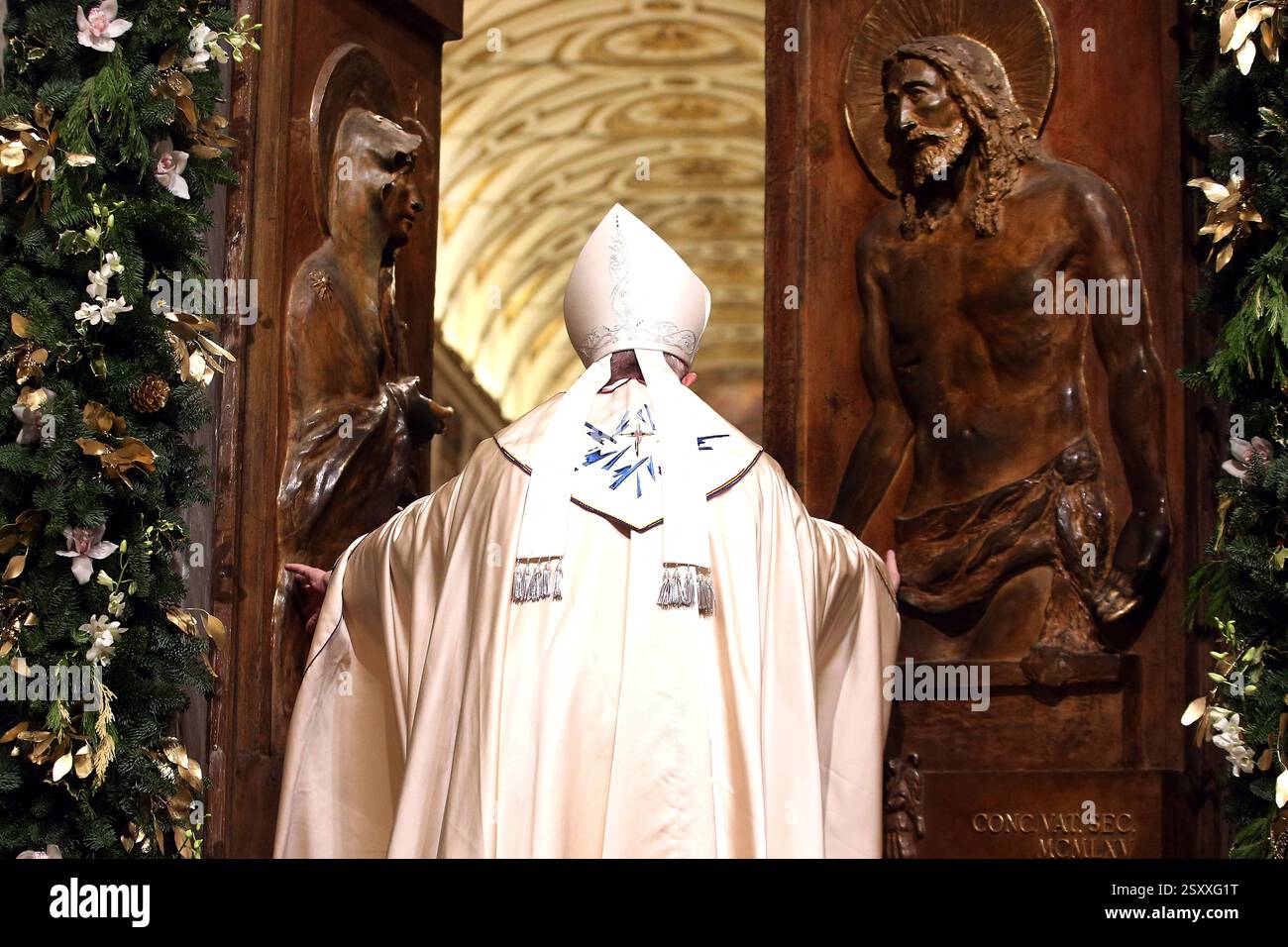 Photo - le pape François ouvre la porte Sainte de la Basilique de Marie ...