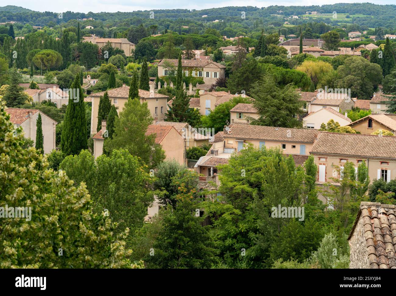 Paysage de grand angle autour de Vaison-la-Romaine, une ville dans le département du Vaucluse ...