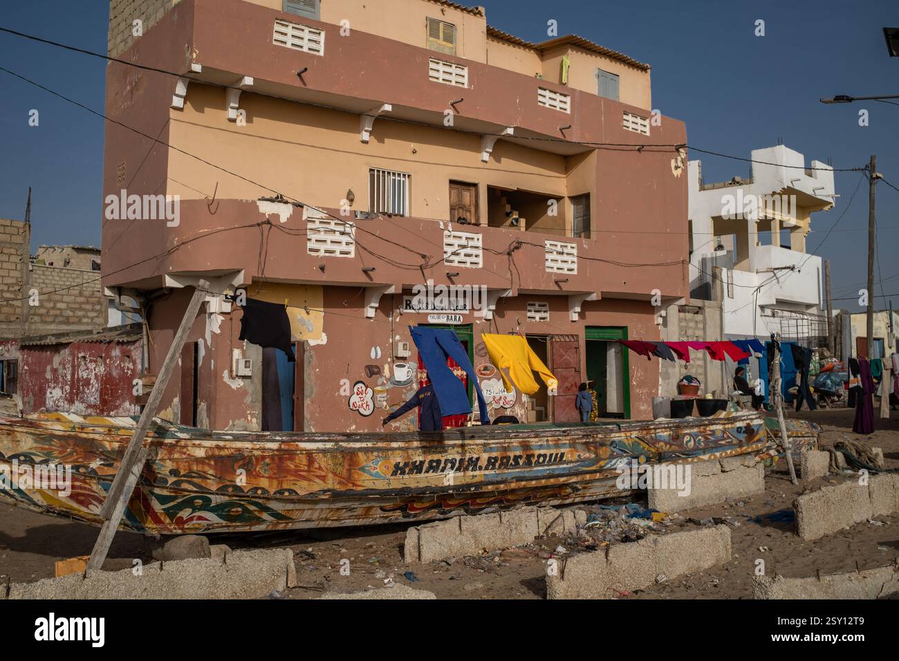 Cayar, Sénégal. 08th Feb, 2025. Rue dans le centre-ville de Cayar, dans ...