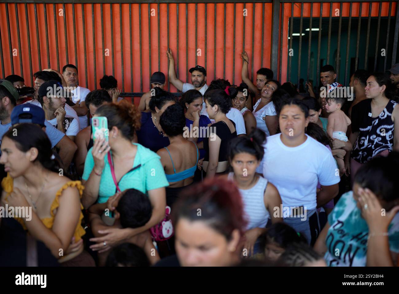 Migrants wait for food from Panamanian immigration authorities upon ...