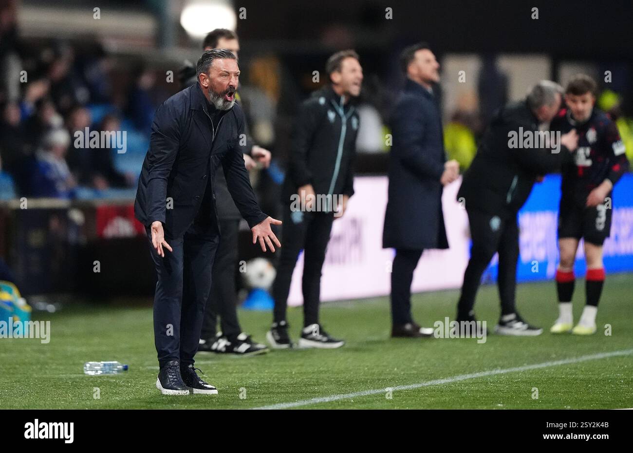 L'entraîneur de Kilmarnock, Derek McInnes, fait des gestes sur la ligne ...