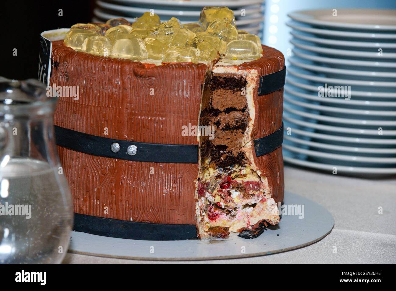 23 février 2025 - Belgrade, Serbie. Gâteau d'anniversaire dix-huitième ...