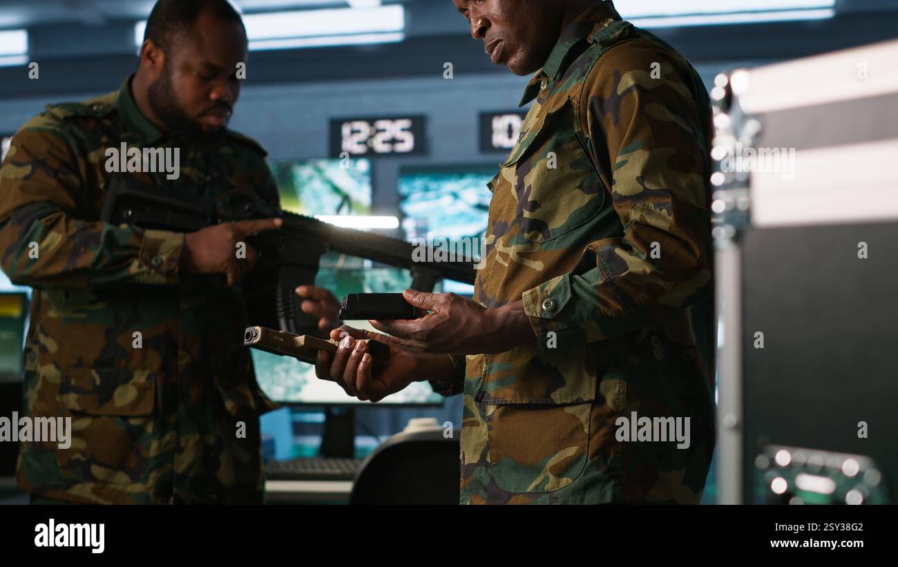 Les agents conduisant une opération spéciale, faisant le check-up sur ...