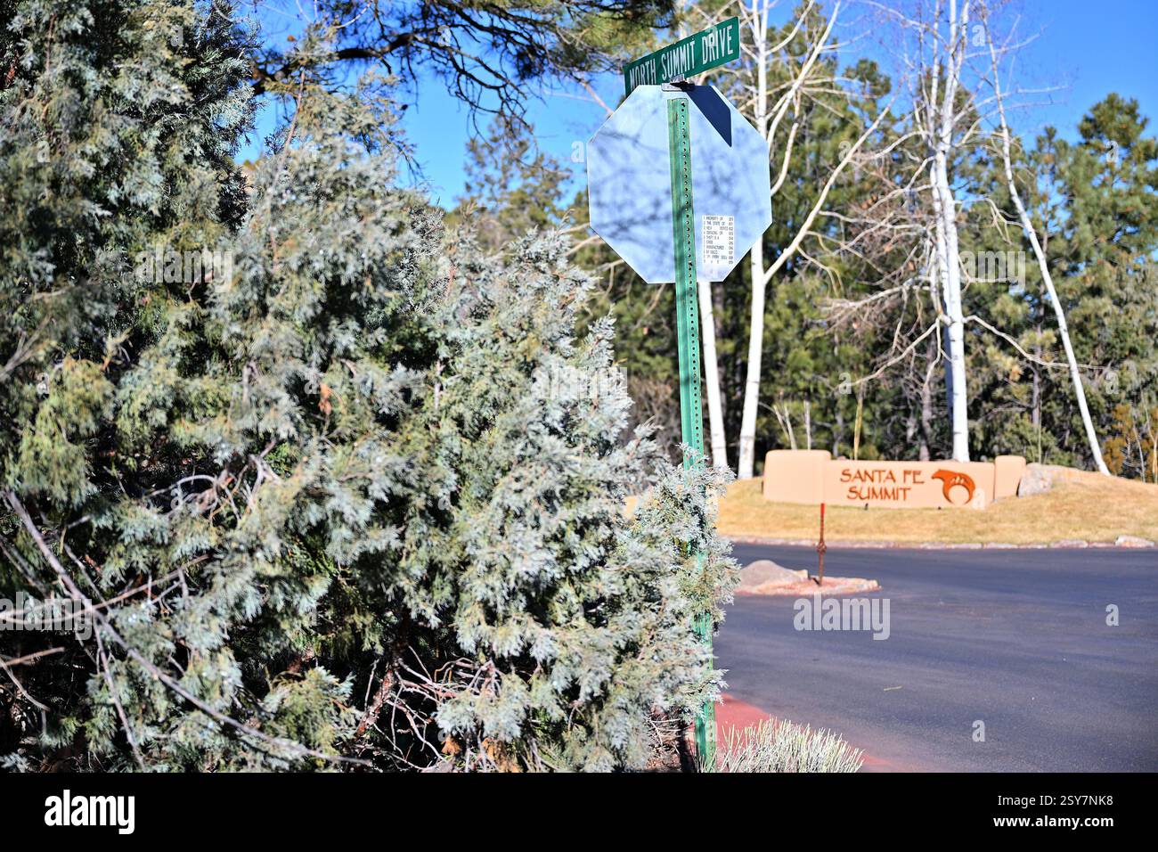 Une vue extérieure montre un panneau de rue près de l'entrée de la ...