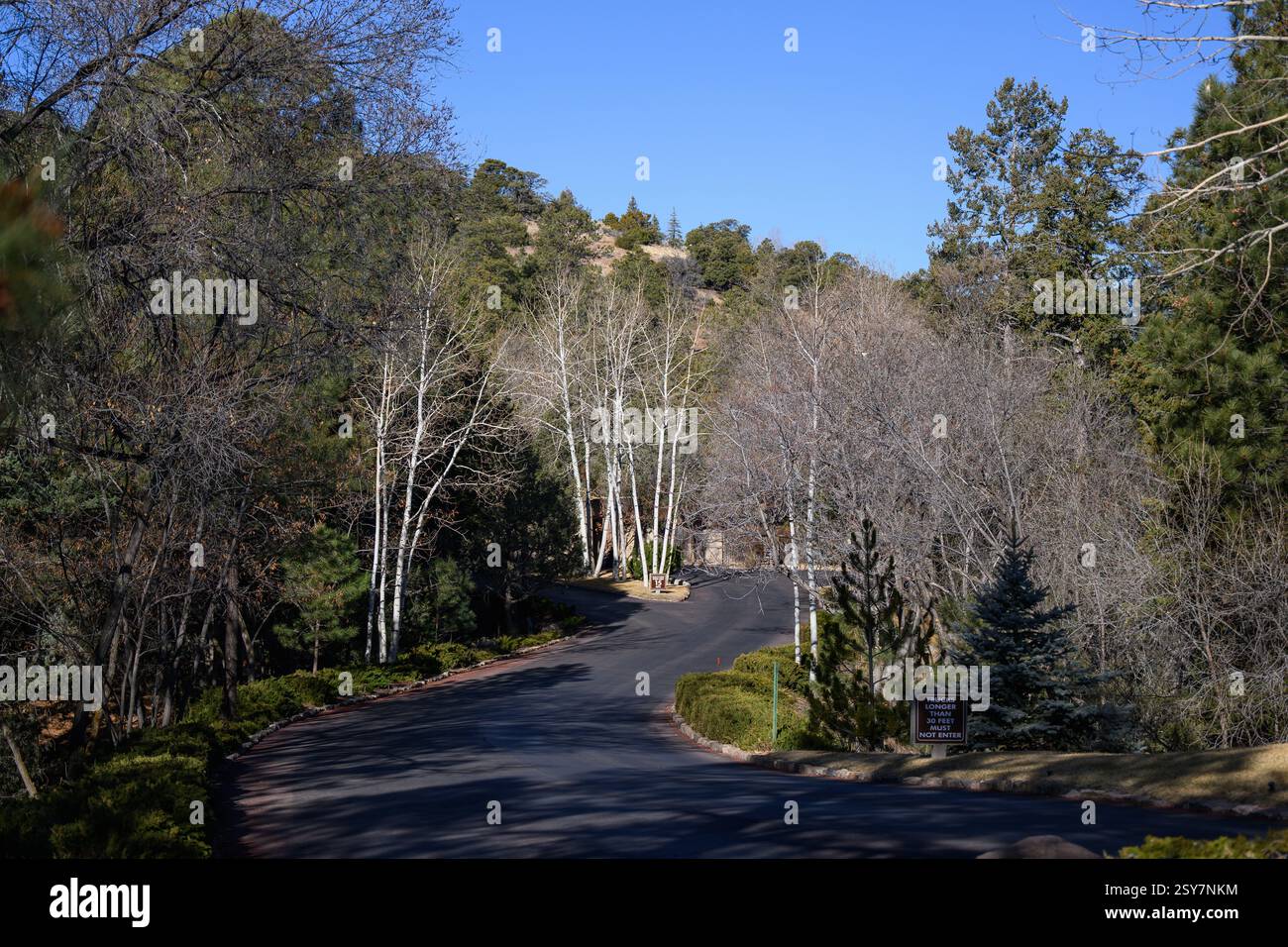 Une vue extérieure montre une route entrant dans la communauté du ...