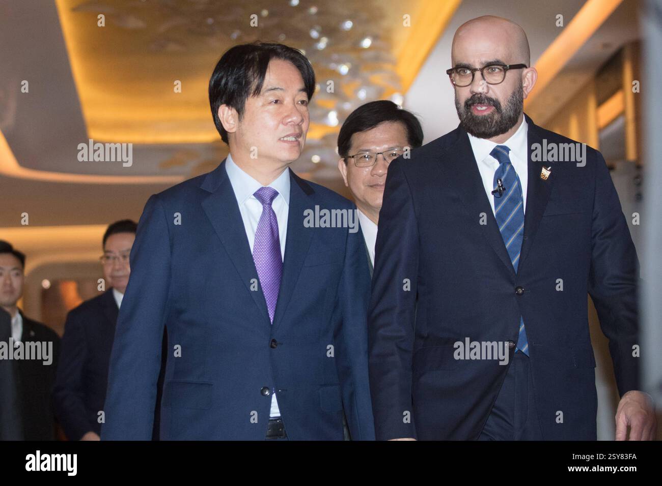 Le président taïwanais Lai Ching-te l et le président du Forum ...