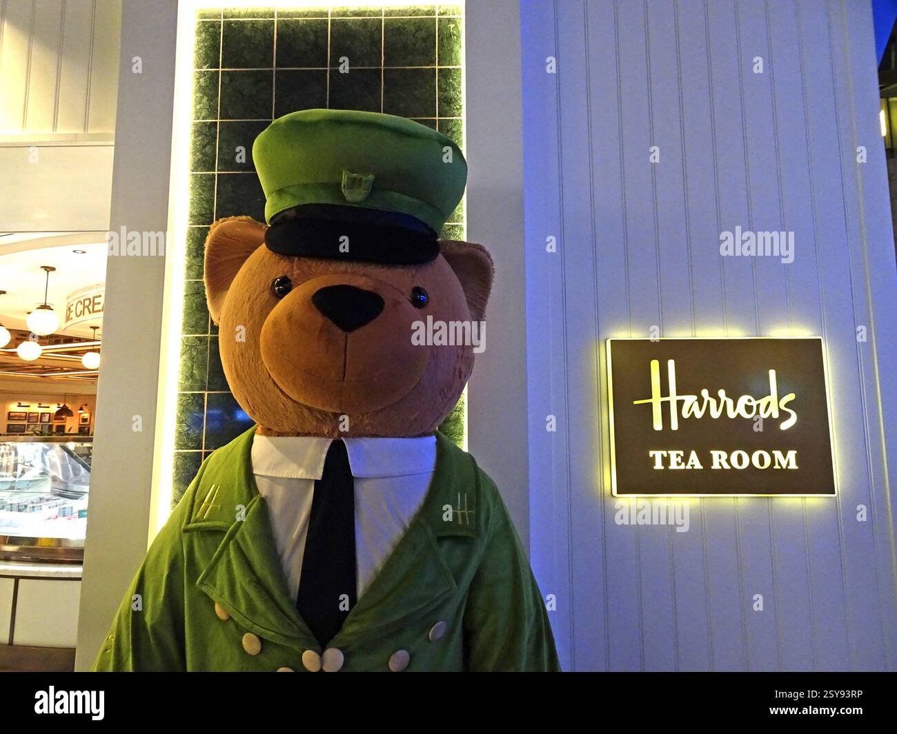 Harrods, Duty Free Shop, aéroport, Flughafen, Doha, Qatar, 2025 ...