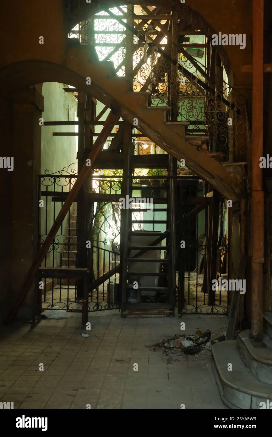 Bâtiment délabré dans la vieille havane Banque de photographies et d ...