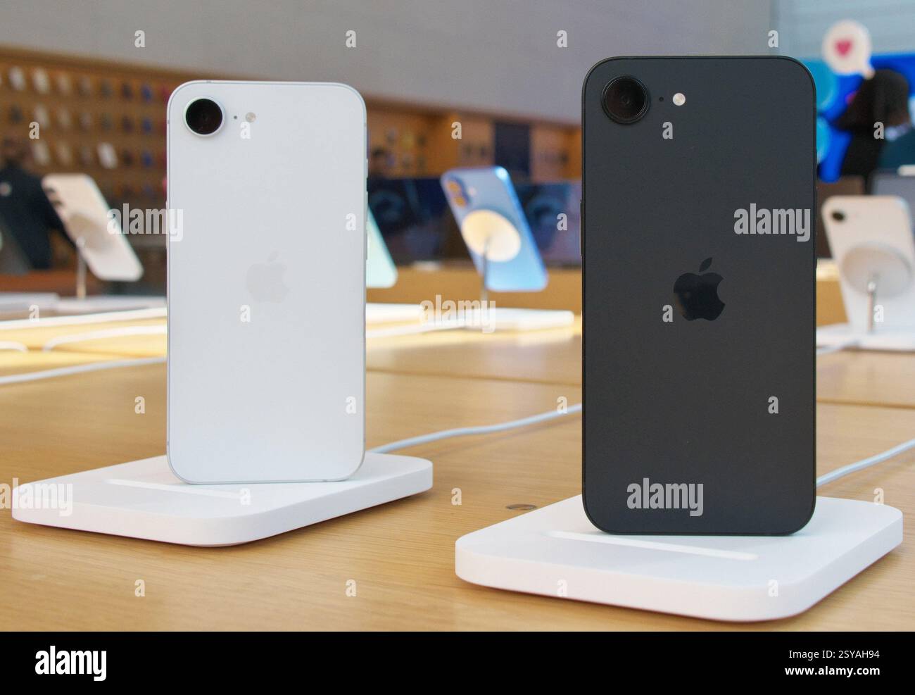 Tokyo, Japon. 28 février 2025. Le nouvel iPhone 16e d'Apple est exposé ...