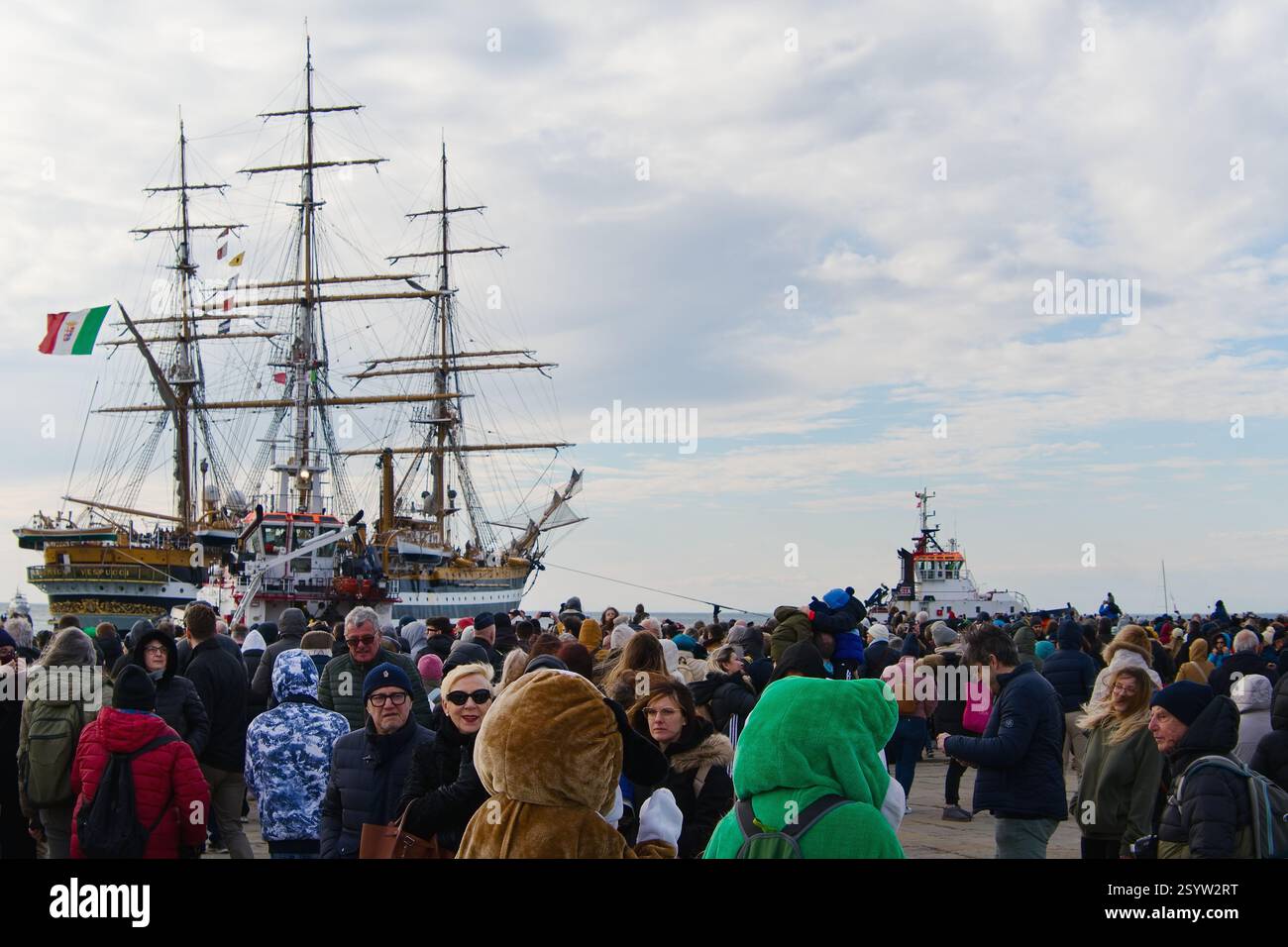 Le navire de formation des officiers de l'Académie navale Amerigo ...