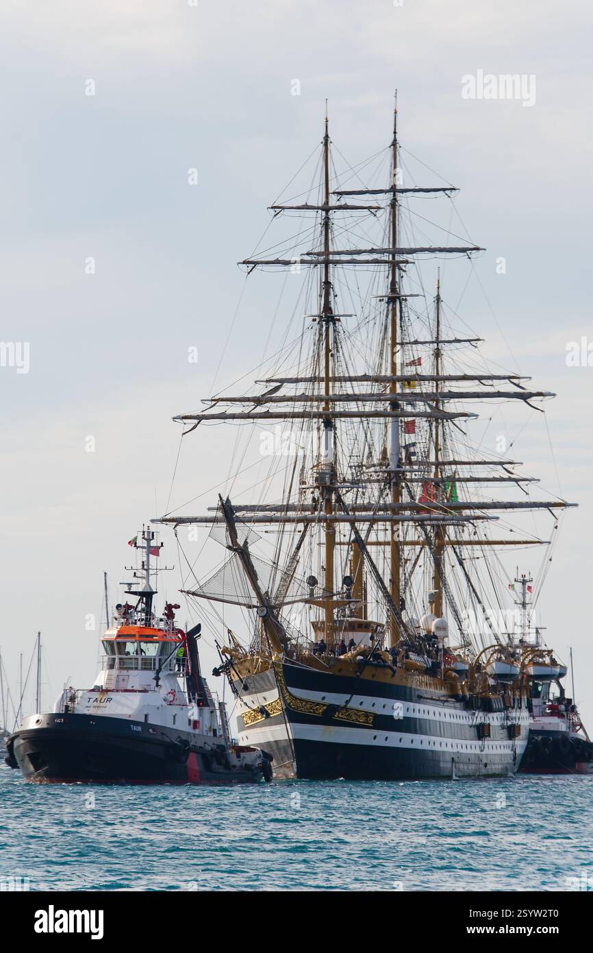 Le navire de formation des officiers de l'Académie navale Amerigo ...