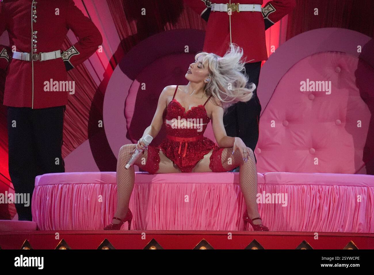 Sabrina Carpenter se produit lors des Brit Awards 2025 à l'O2 Arena de ...