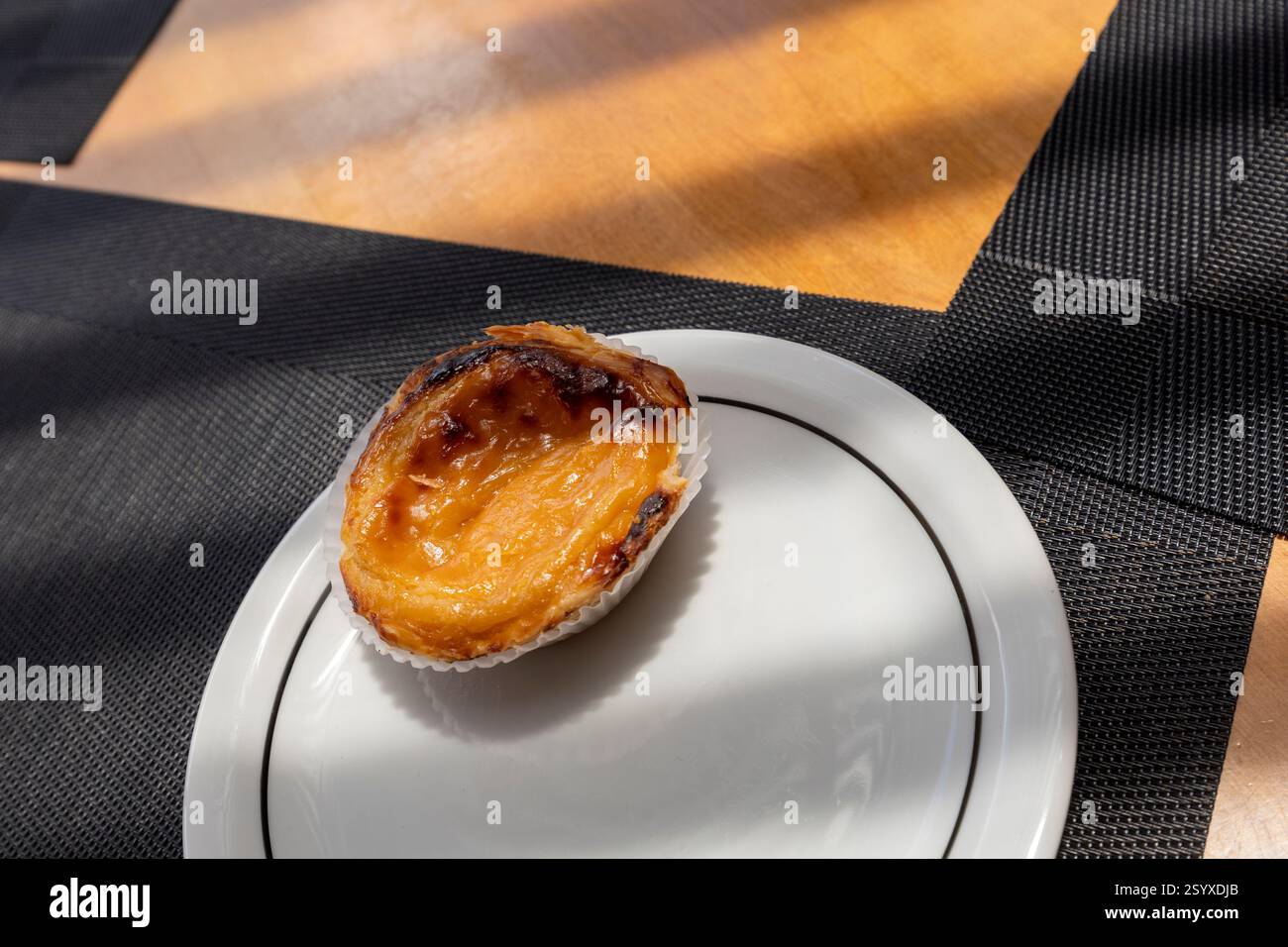 Classique pasteis de Belem tourné dans un café original. Bonbons ...