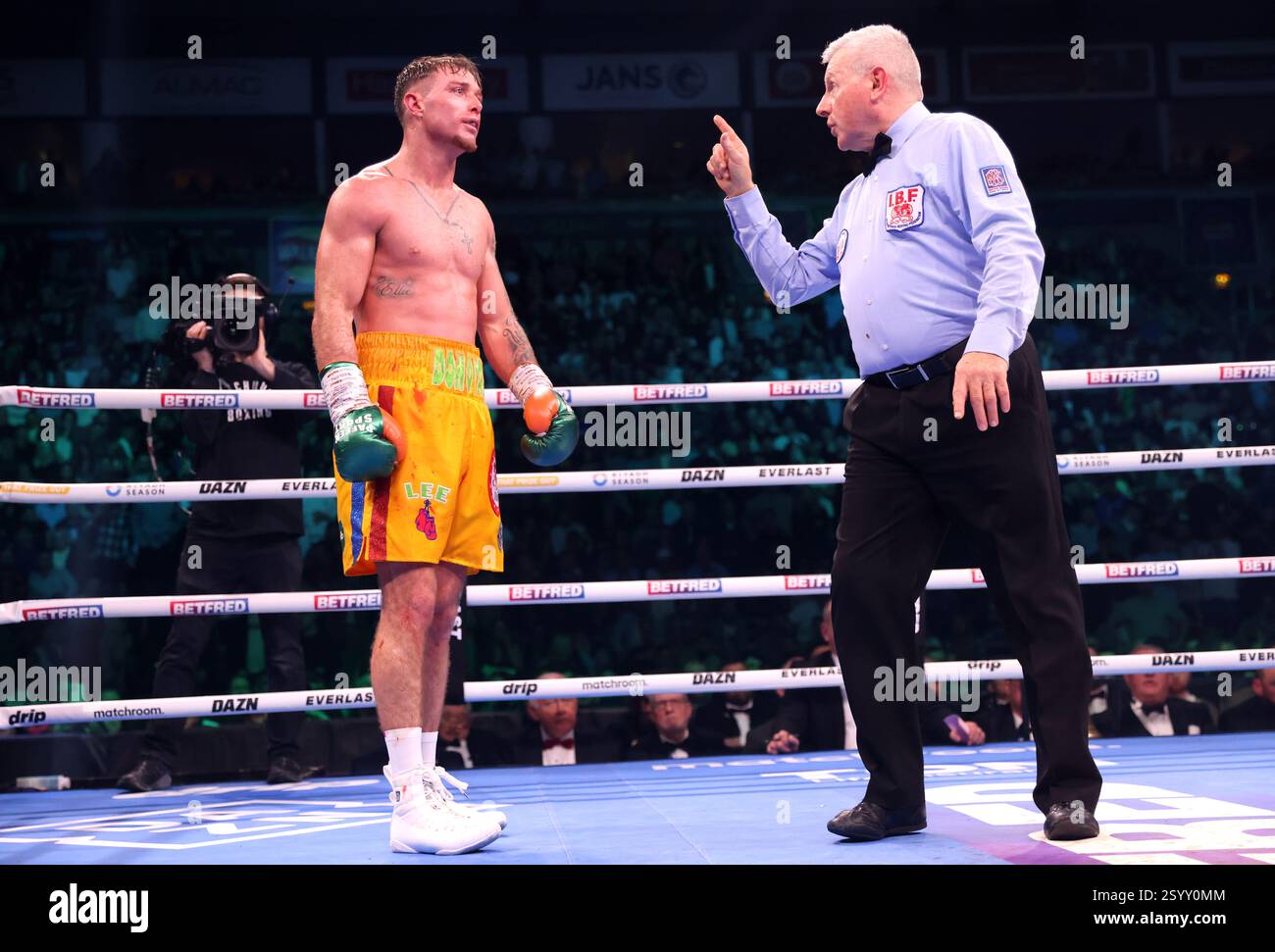 L'arbitre Marcus McDonnell (à droite) parle à Paddy Donovan dans le combat contre Lewis Crocker ...