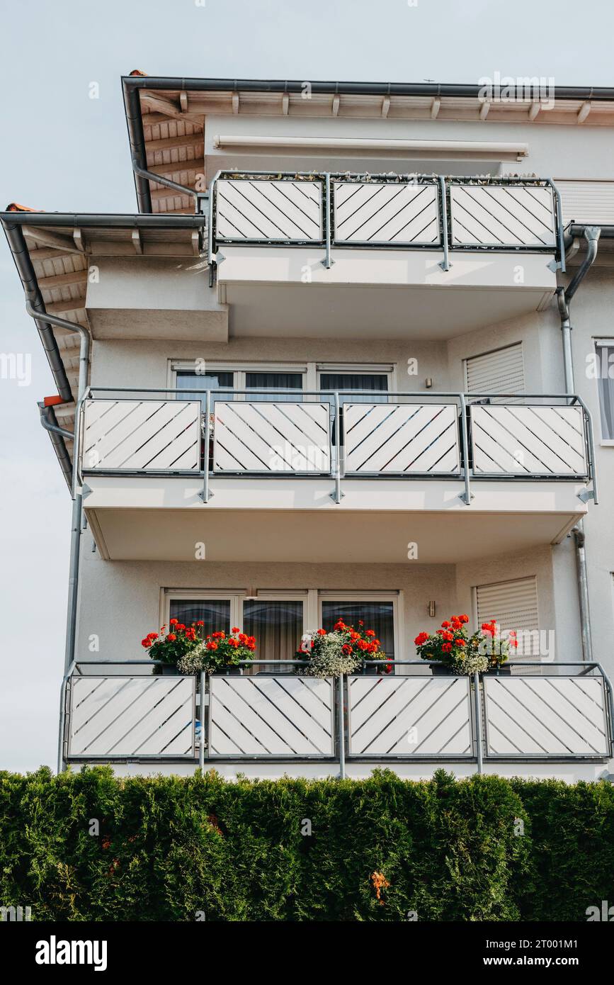 Modern house facade balconies Banque de photographies et d’images à ...