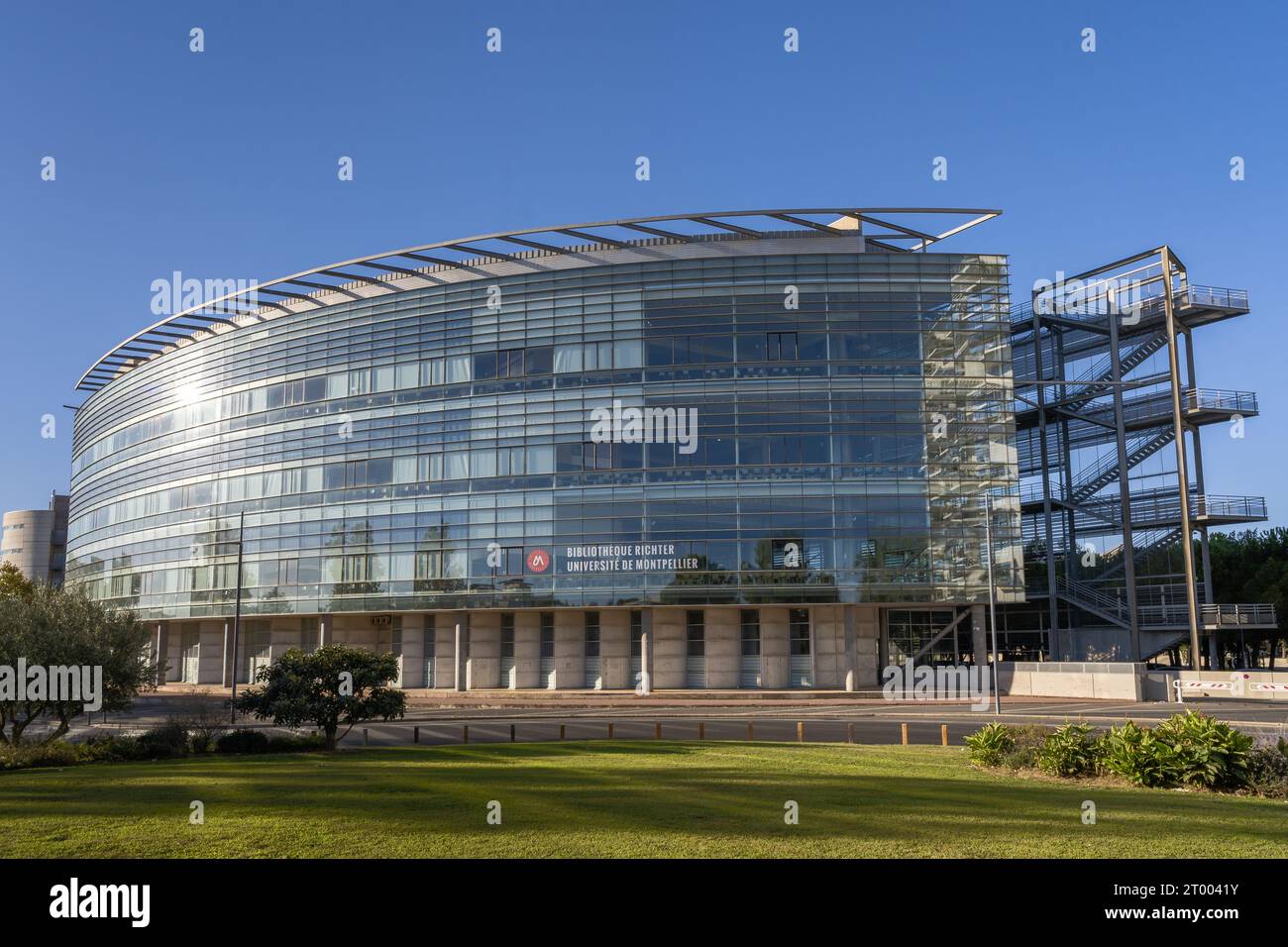 Montpellier, France - 09 30 2023 : vue de paysage de la façade en verre ...