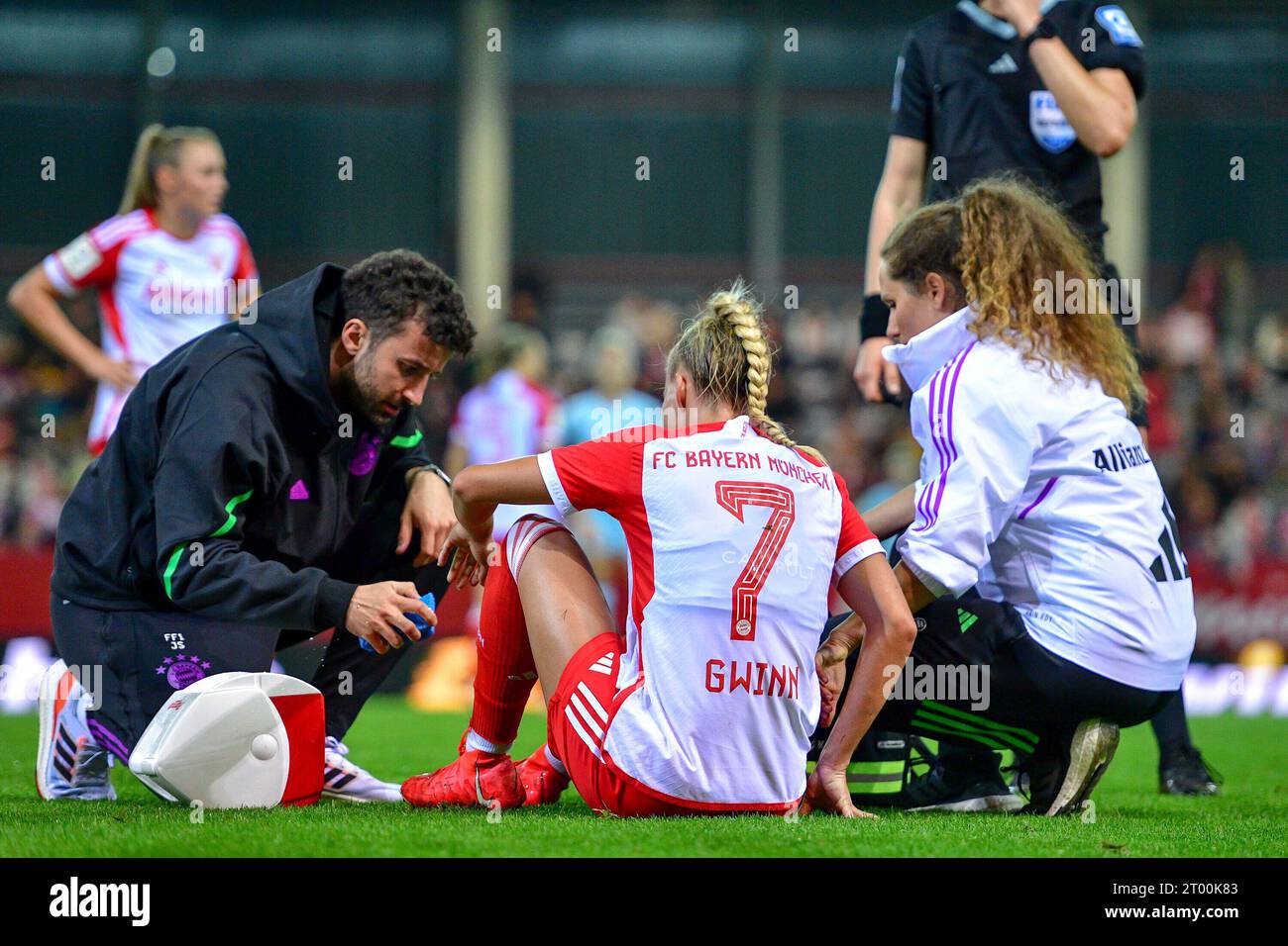 Giulia Gwinn (FC Bayern München, FCB, 7) muss behandelt werden, verletzt, Verletzung, blessée ...