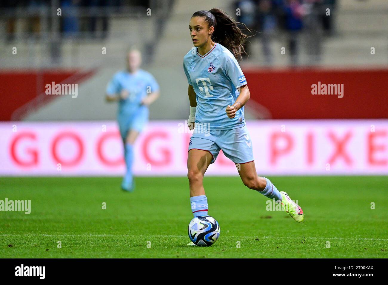 Natalia Padilla-Bidas (Köln, 22) Am ball, Freisteller, Ganzkörper ...