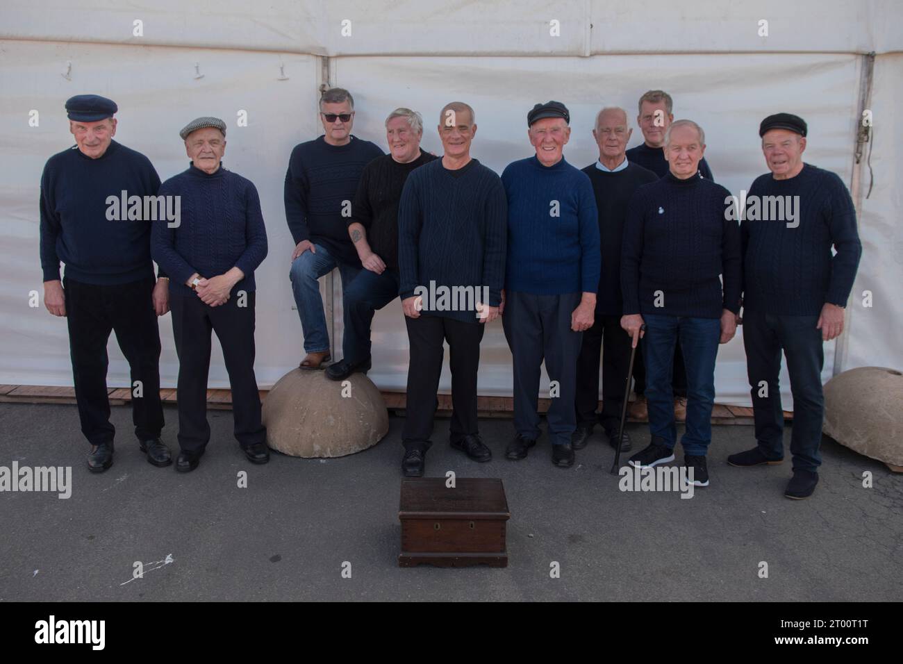 Pêcheurs - skippers portant leurs traditionnels pulls bleus Fishermans ...