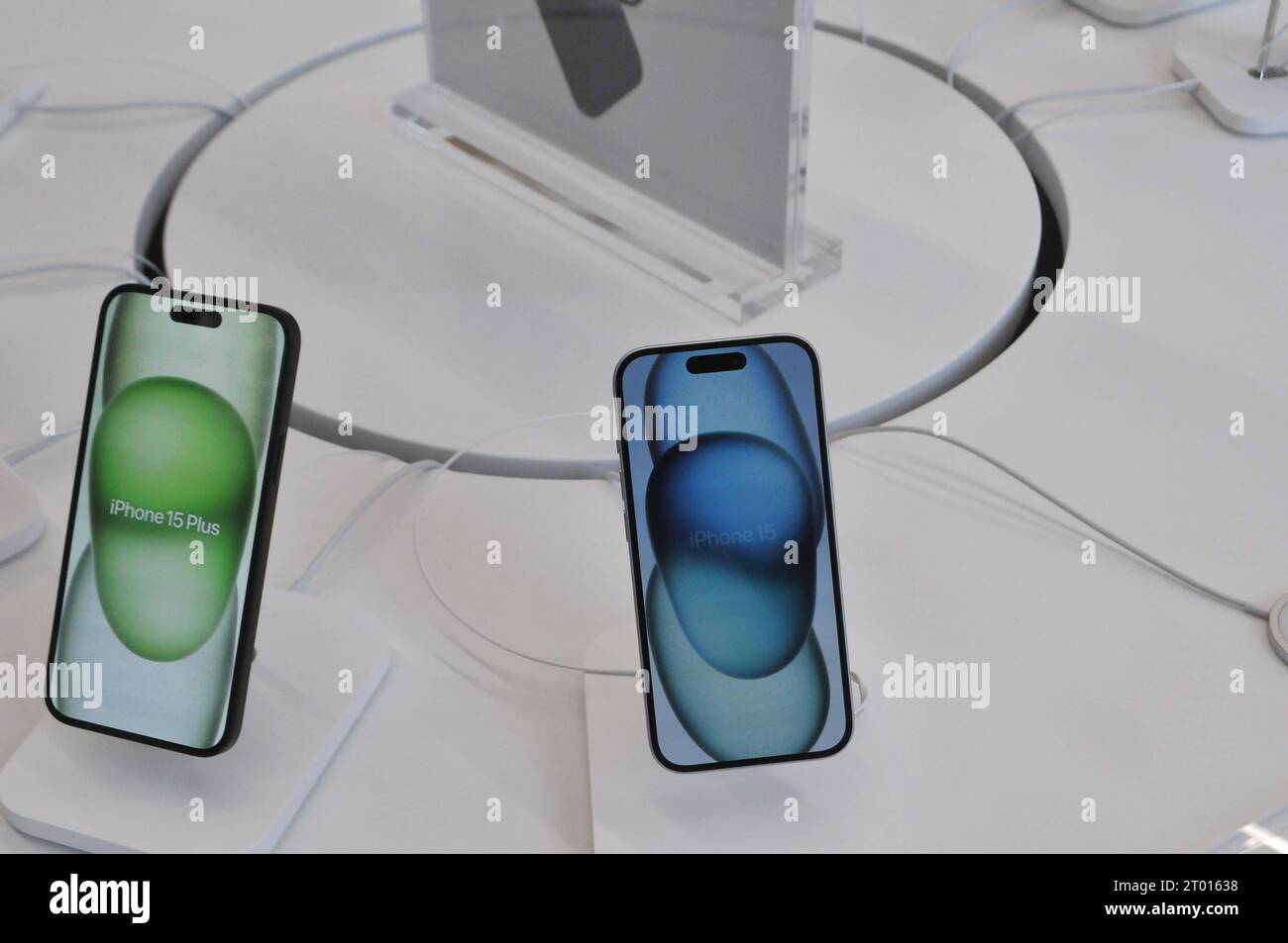 03 oct. 2023/. Tous les iPhone 15 pro Titanium et iphones 15 pro et ...