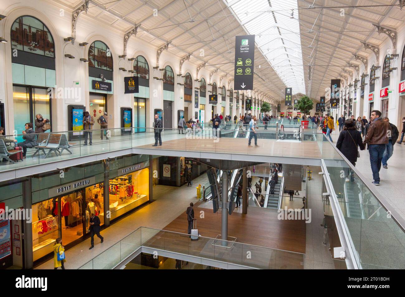 LE NOUVEAU CENTRE COMMERCIAL À L'INTÉRIEUR DE LA GARE SAINT LAZARE ...