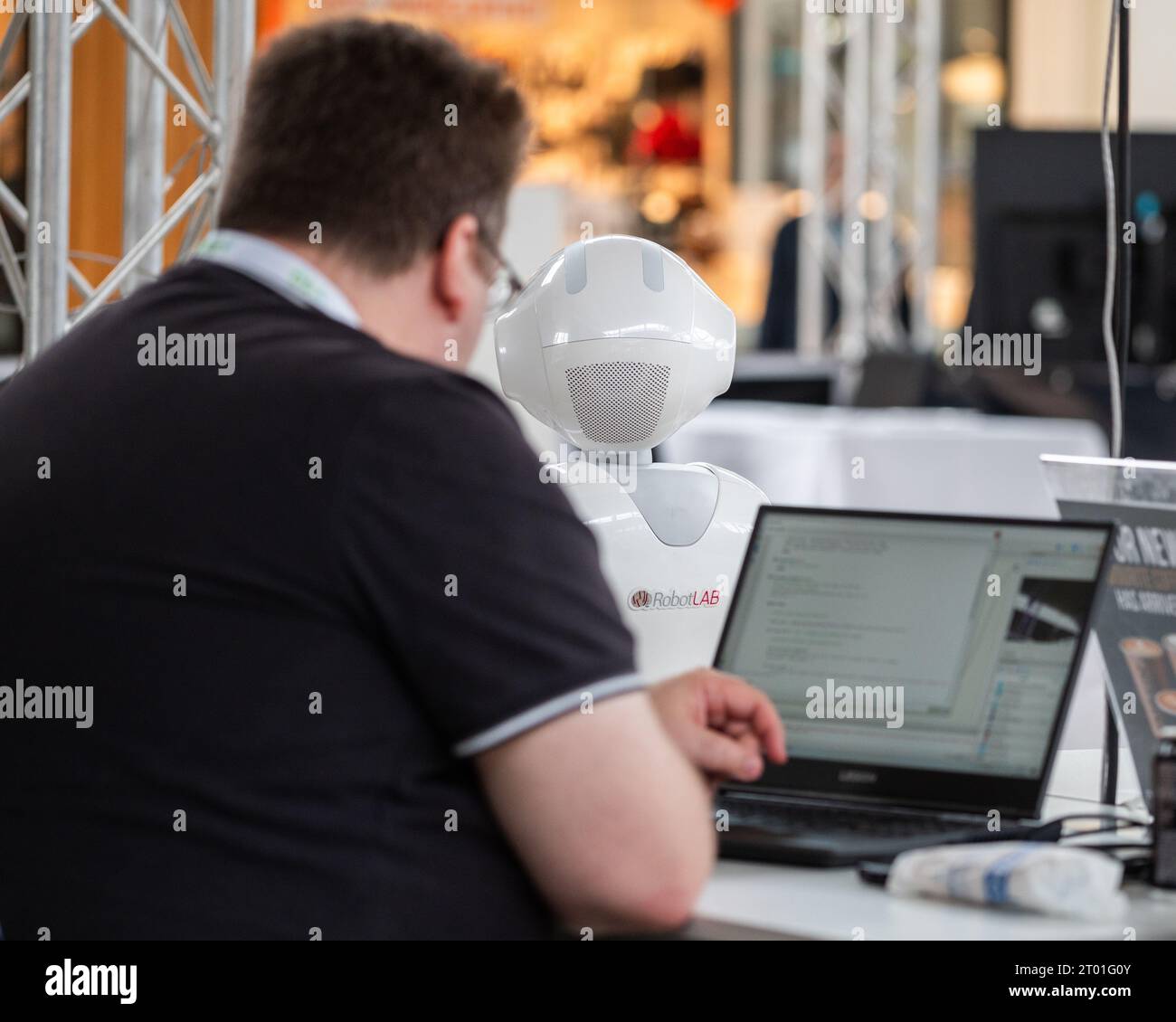 Pepper le robot hôtelier du robot Lab à Milton keynes Smart City ...