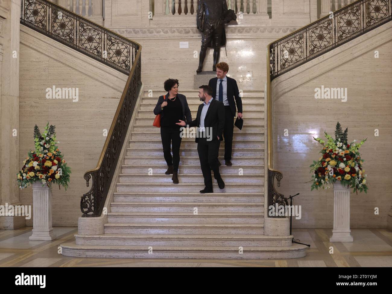 Le leader du SDLP Colum Eastwood MP (au centre) avec ses collègues du ...