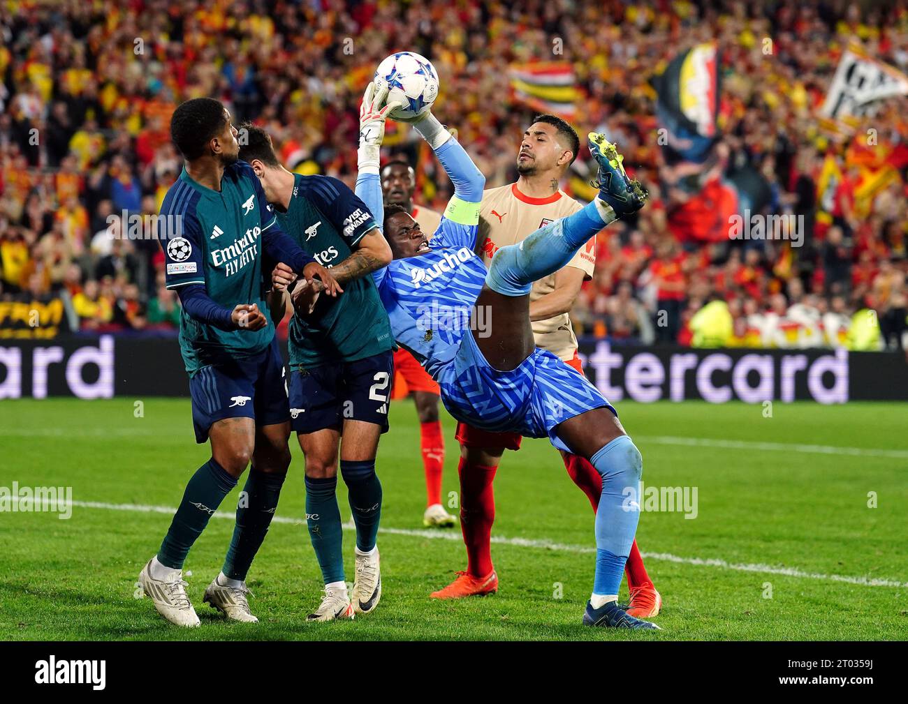 Le gardien de but du RC Lens Brice Samba remporte le ballon lors du ...