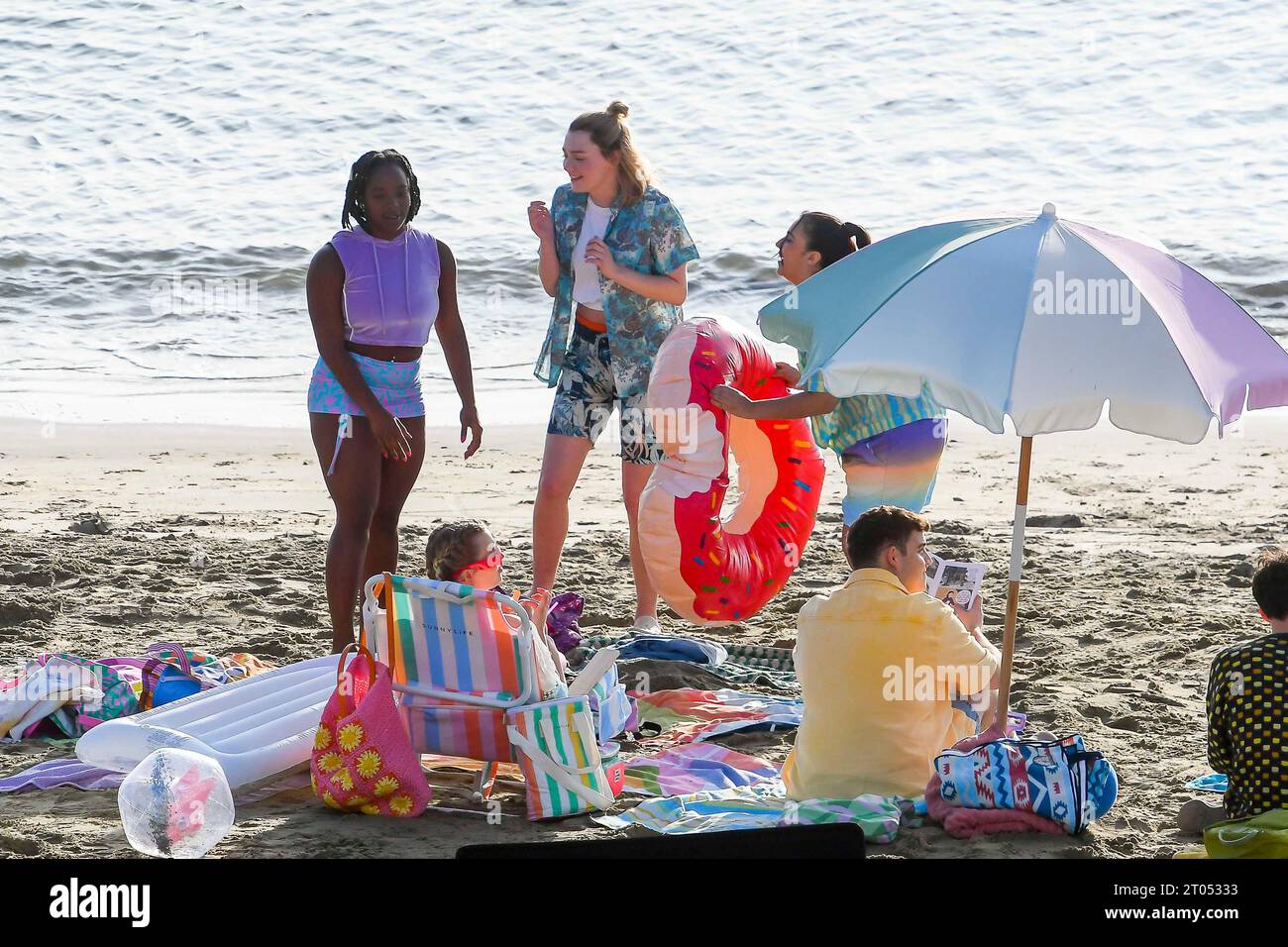 Lyme Regis, Dorset, Royaume-Uni. 4 octobre 2023. Tournage sur la plage ...