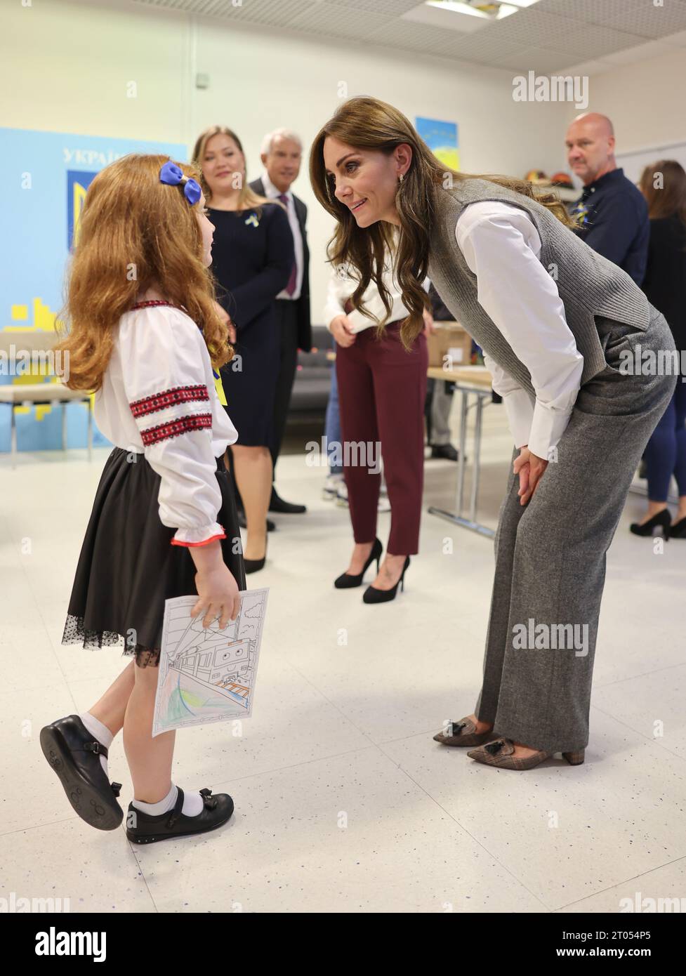 La Princesse de Galles parle avec une jeune fille lors d'une séance d ...