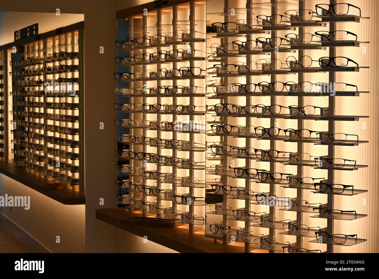 Brillen, Optiker, Fachgeschäft. Augenoptiker sind auf das Anfertigen ...