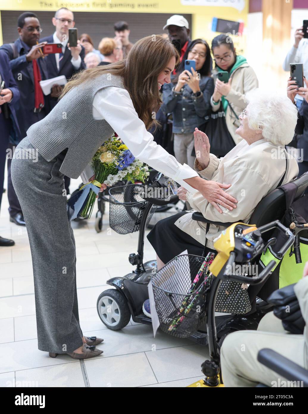 La Princesse de Galles parle avec un sage dans un fauteuil roulant lors ...