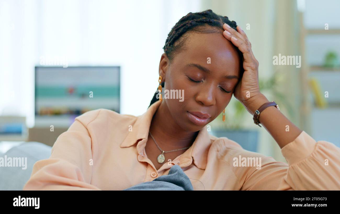 Triste, inquiet et femme noire sur le canapé avec un problème, une ...