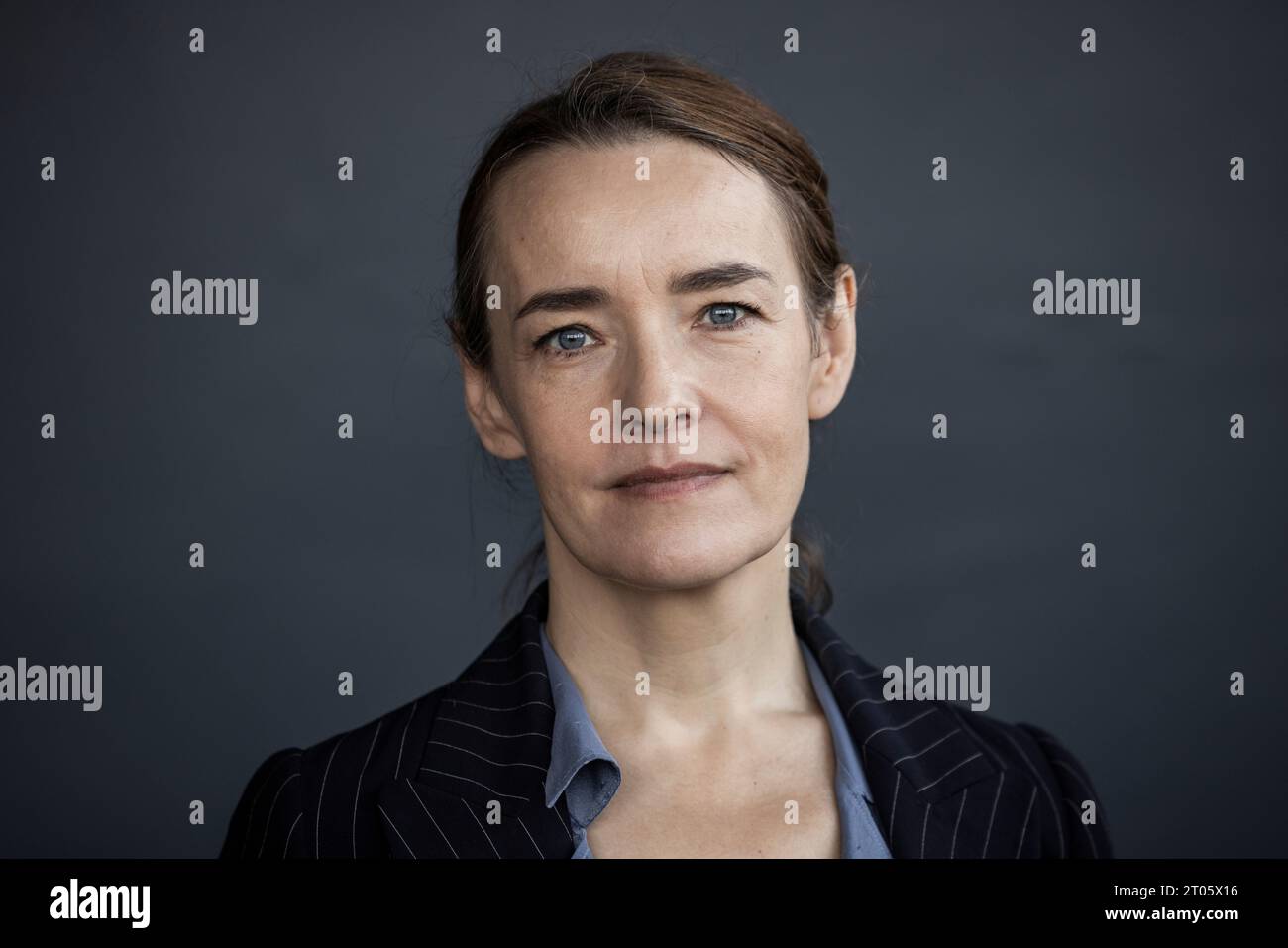 Maria Rossing photographiée en relation avec DR tenant une conférence ...