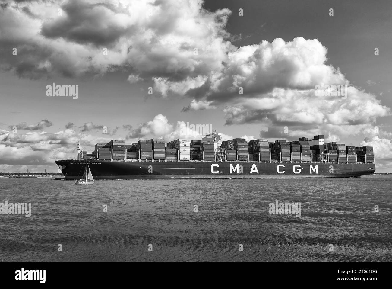 Photo en noir et blanc du très grand porte-conteneurs CMA CGM Benjamin ...