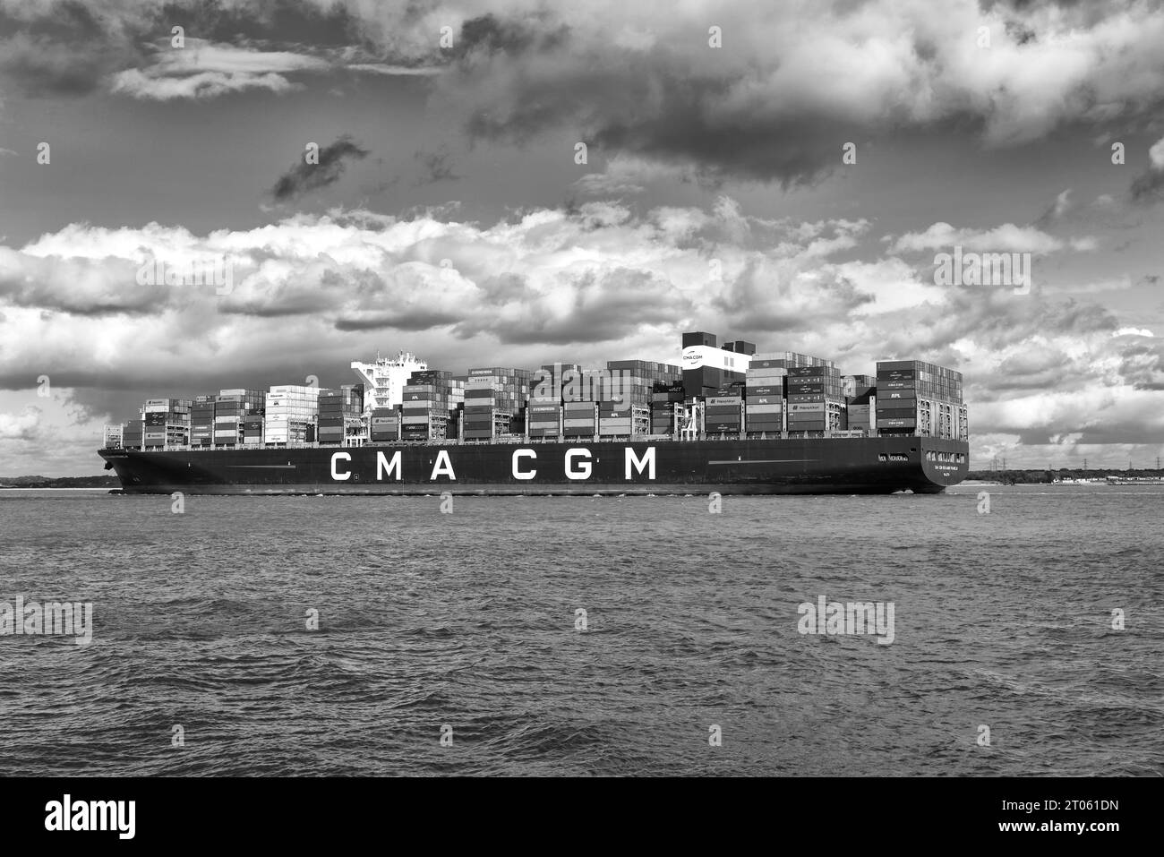 Photo en noir et blanc du très grand porte-conteneurs CMA CGM Benjamin ...
