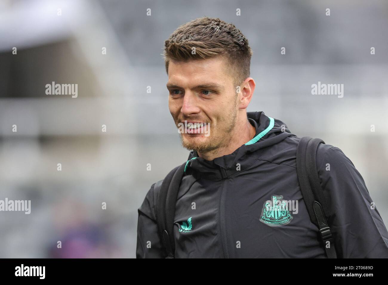 Nick Pope #22 de Newcastle United arrive avant le match de l'UEFA ...