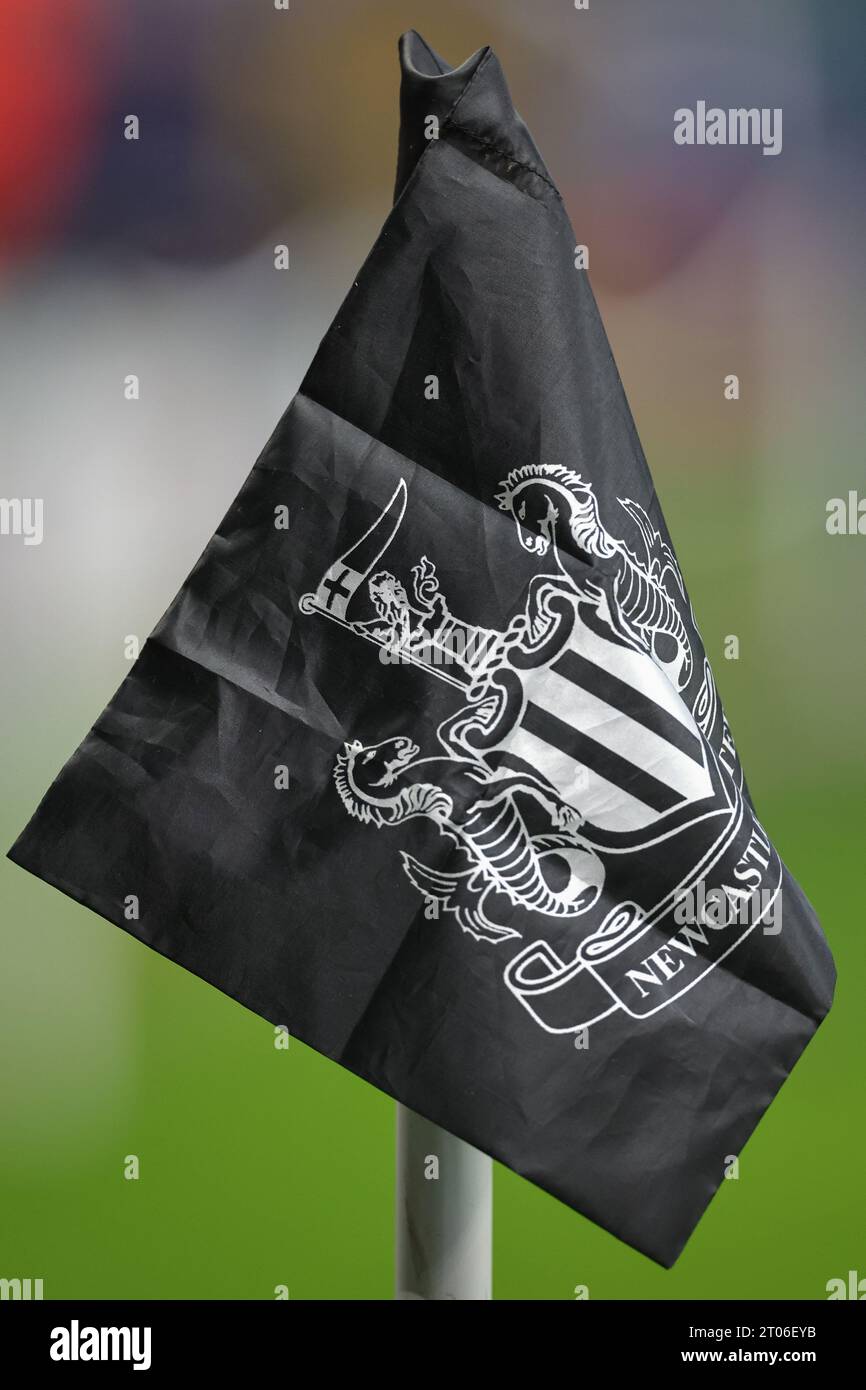 Badge Newcastle United sur leur drapeau de coin pour le match de l'UEFA ...