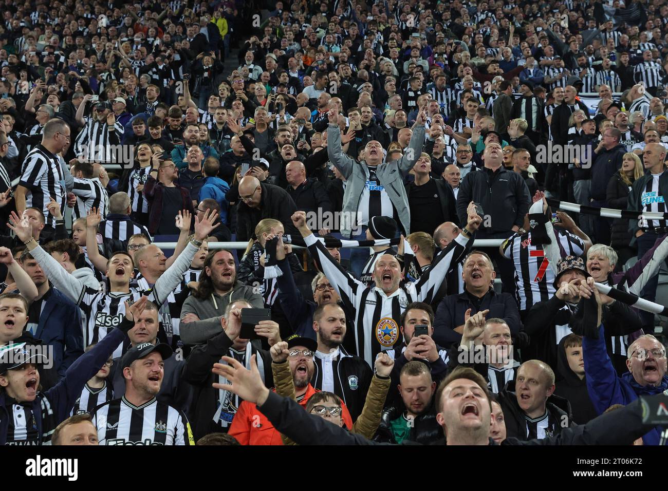 Les supporters de Newcastle United chantent lors du match de l'UEFA ...