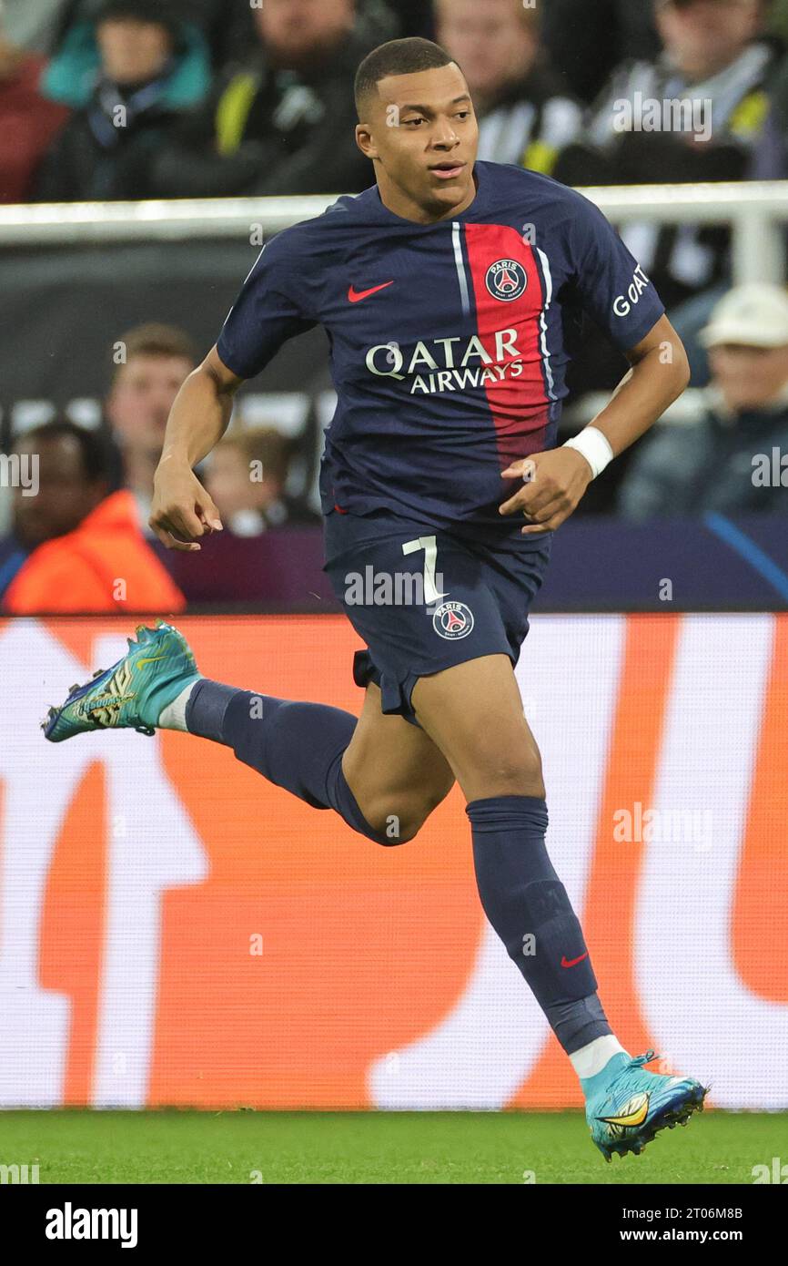 Kylian Mbappé #7 du Paris Saint-Germain lors du match de l'UEFA ...