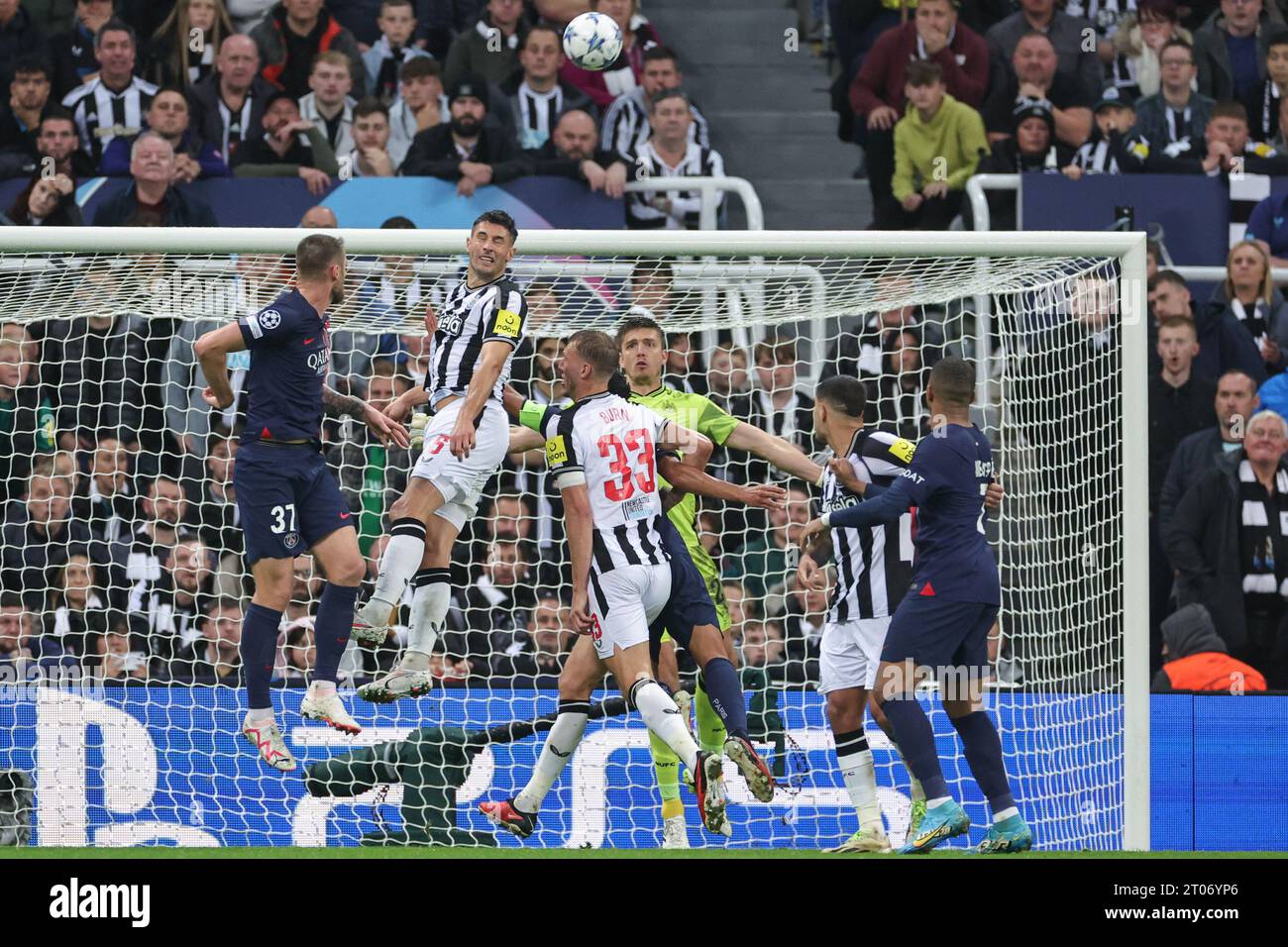 Fabian Schär #5 de Newcastle United est en tête du match de l'UEFA ...