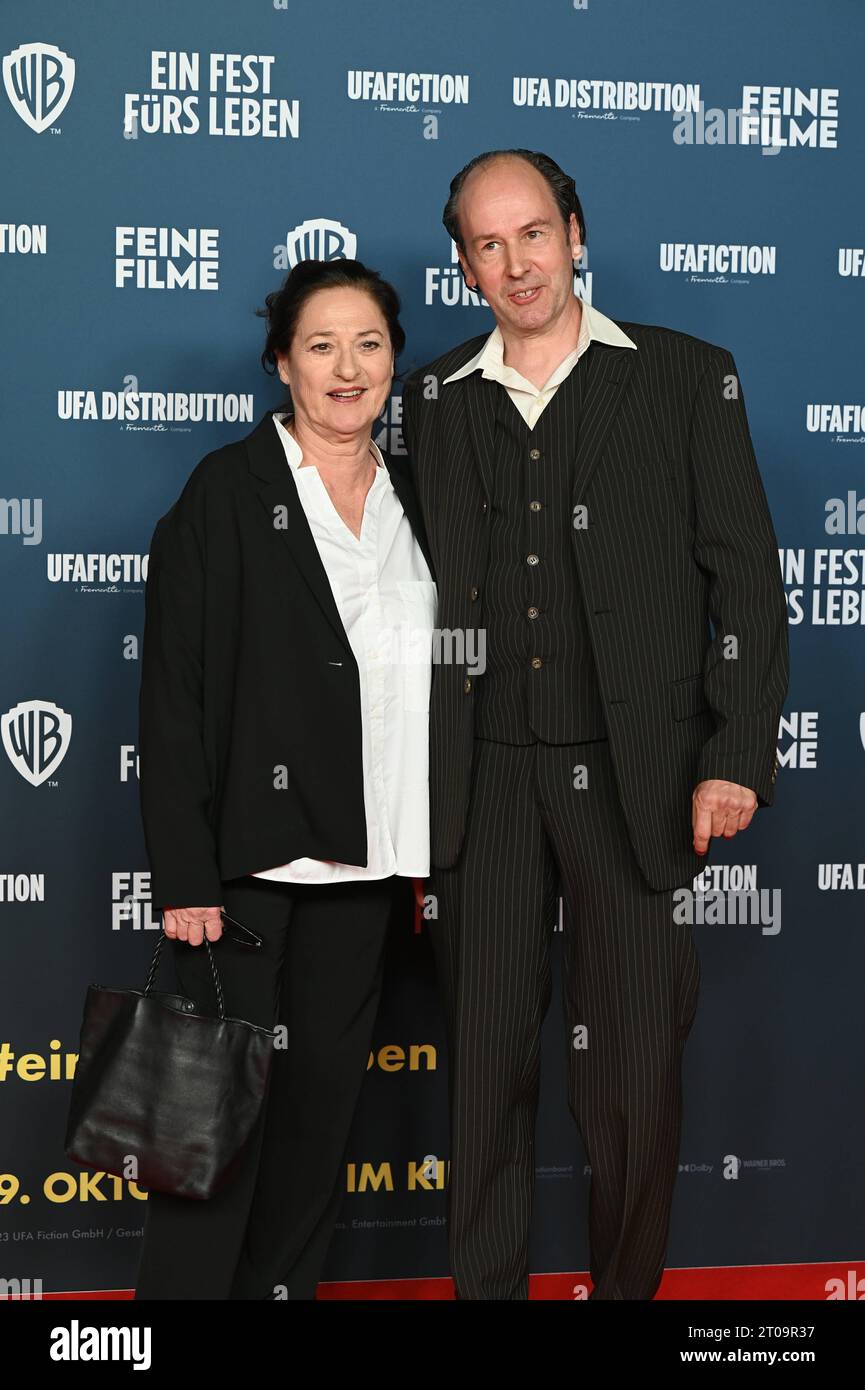 Schauspieler Charlotte Schwab und Piet Fuchs kommt zur Premiere der ...