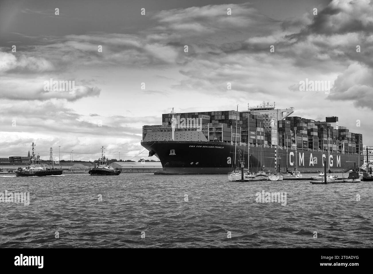 Photo en noir et blanc du très grand porte-conteneurs CMA CGM Benjamin ...