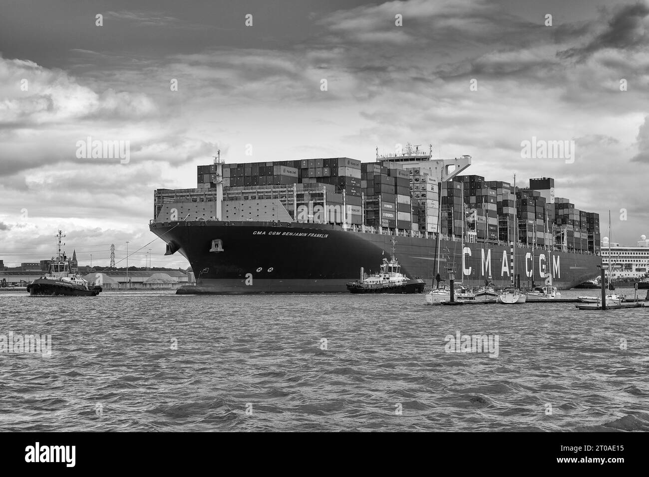 Photo en noir et blanc du très grand porte-conteneurs CMA CGM Benjamin ...