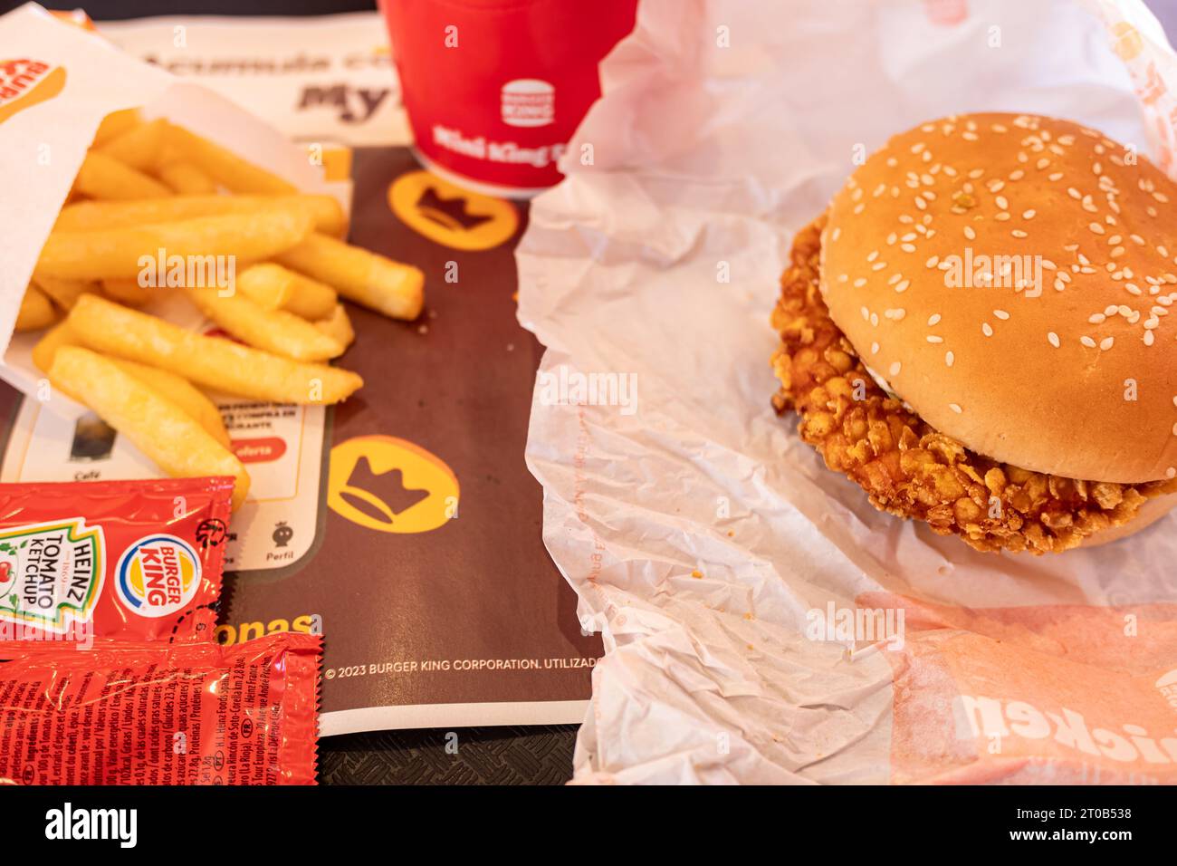 Ourense, Espagne 09 30 2023 : menu de poulet croustillant, chaîne ...