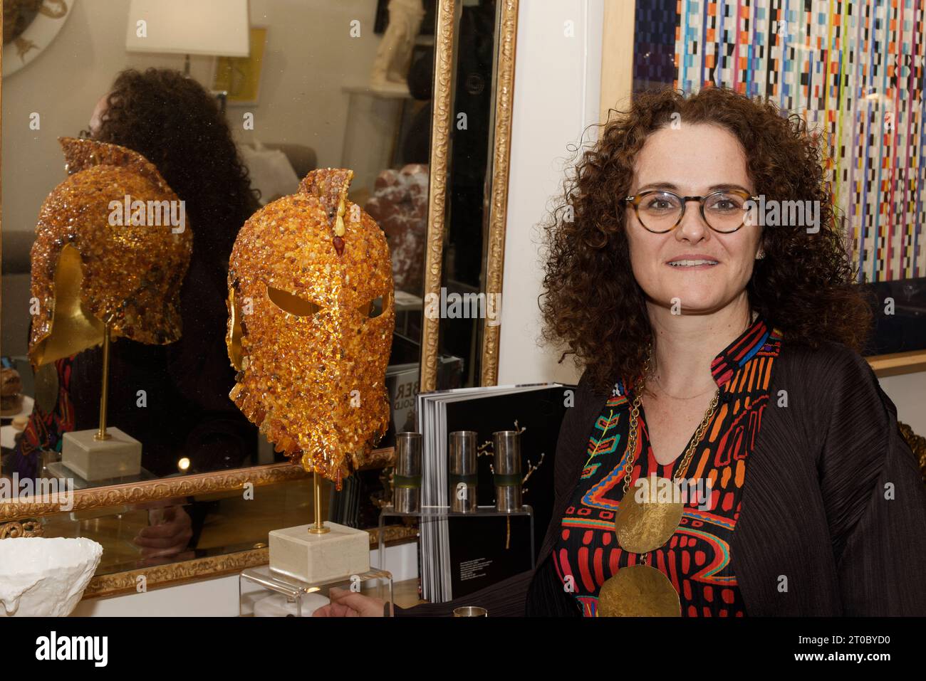 Saint-Ouen, France. 5 octobre 2023. L’artiste Aline Putot-Toupry pose avec son travail lors du ...