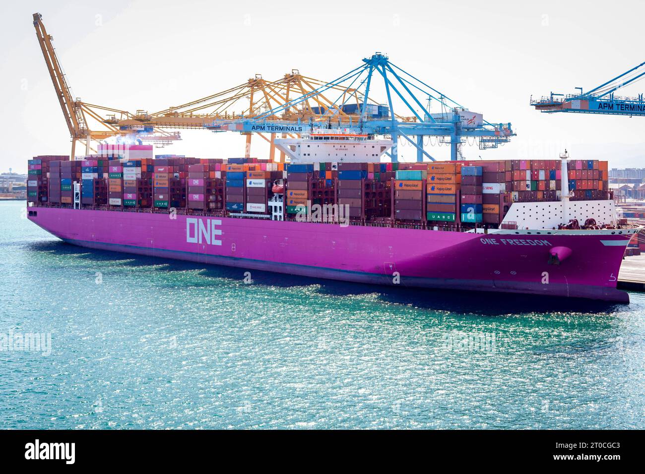 Containerschiff ONE Freedom Am Hafen von Barcelona XL-Containerschiff ...