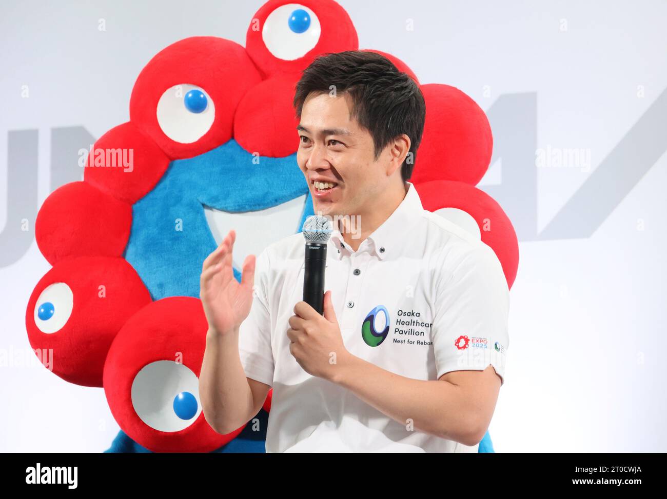 Tokyo, Japon. 6 octobre 2023. Le gouverneur d'Osaka, Hirofumi Yoshimura, et la mascotte de l ...