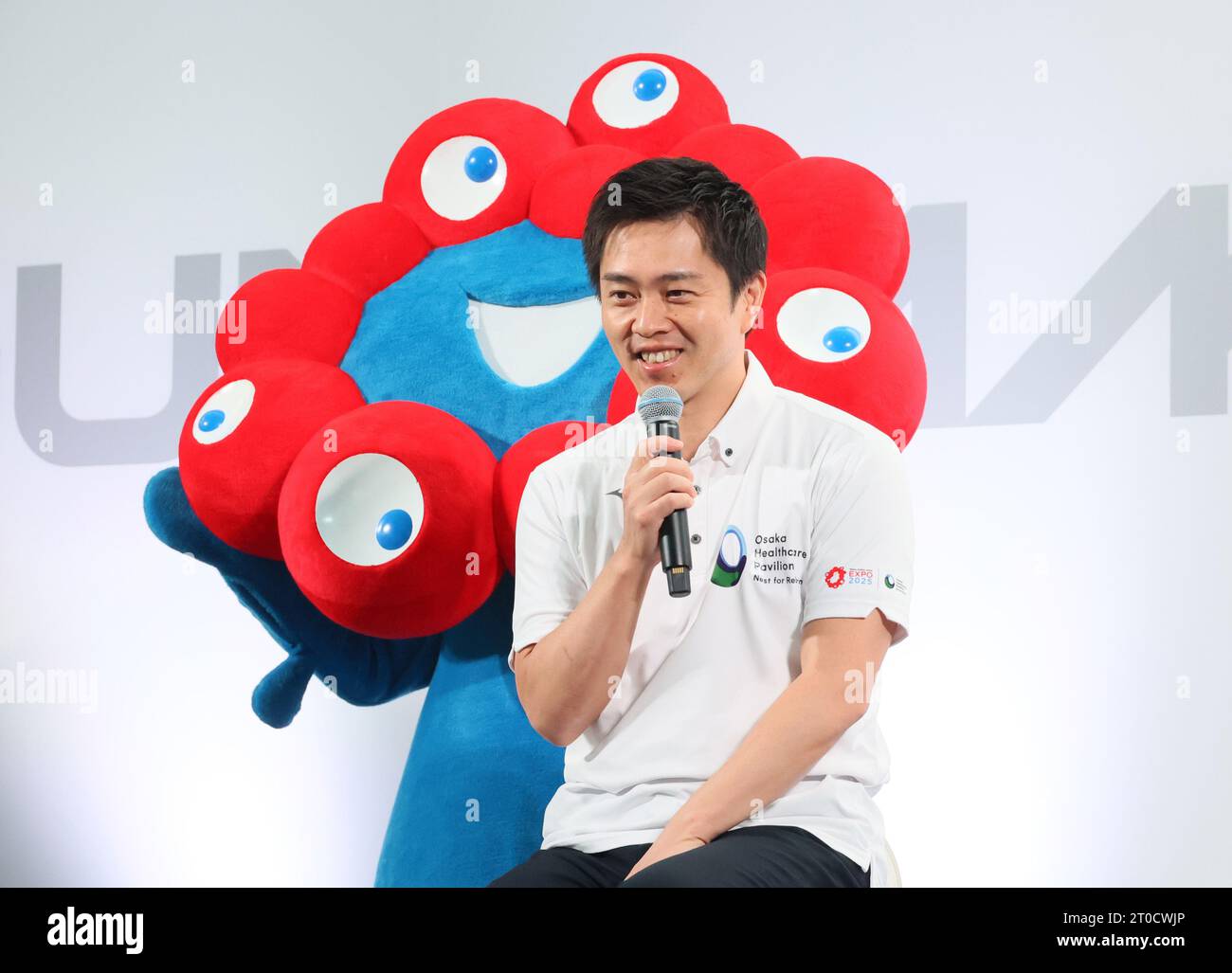 Tokyo, Japon. 6 octobre 2023. Le gouverneur d'Osaka, Hirofumi Yoshimura, et la mascotte de l ...