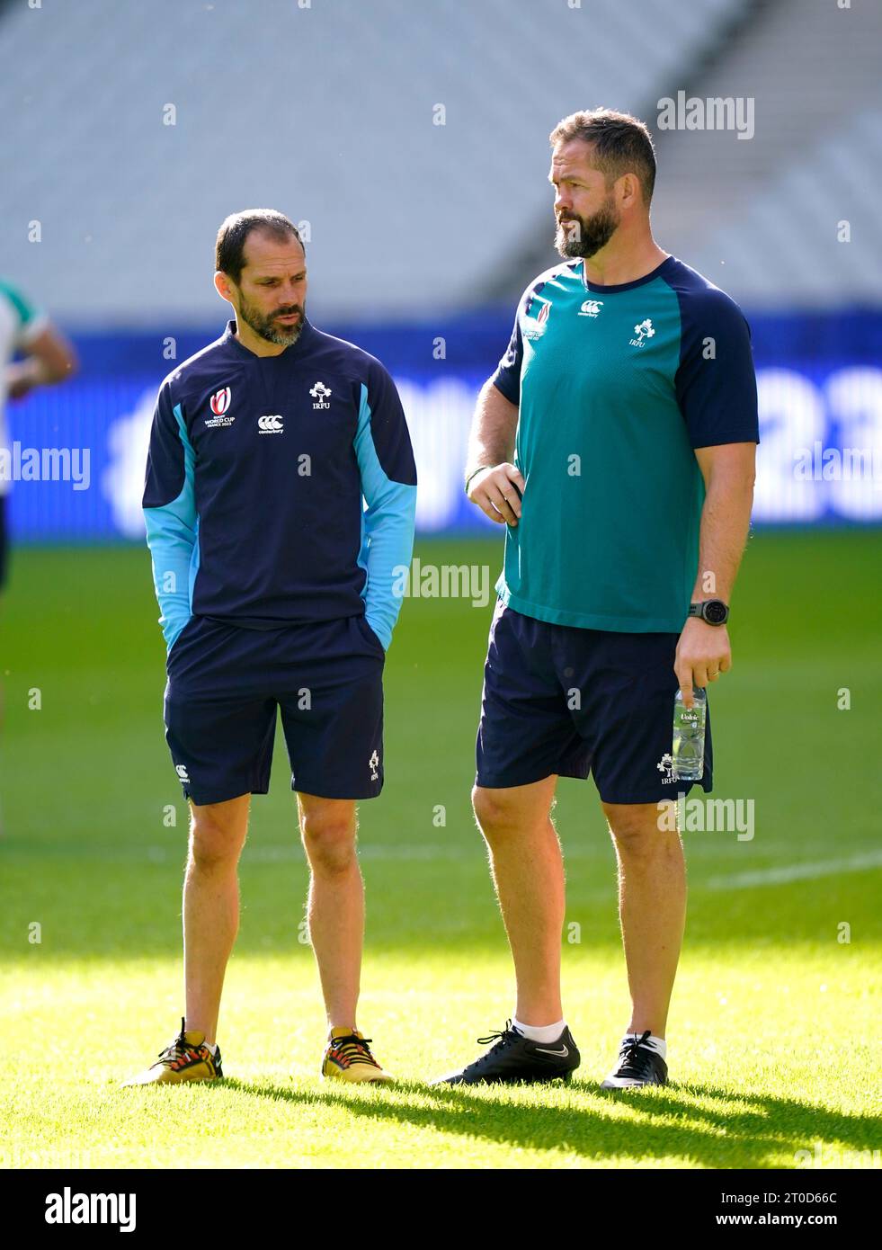 L'entraîneur-chef de l'Irlande Andy Farrell (à droite) lors de la ...